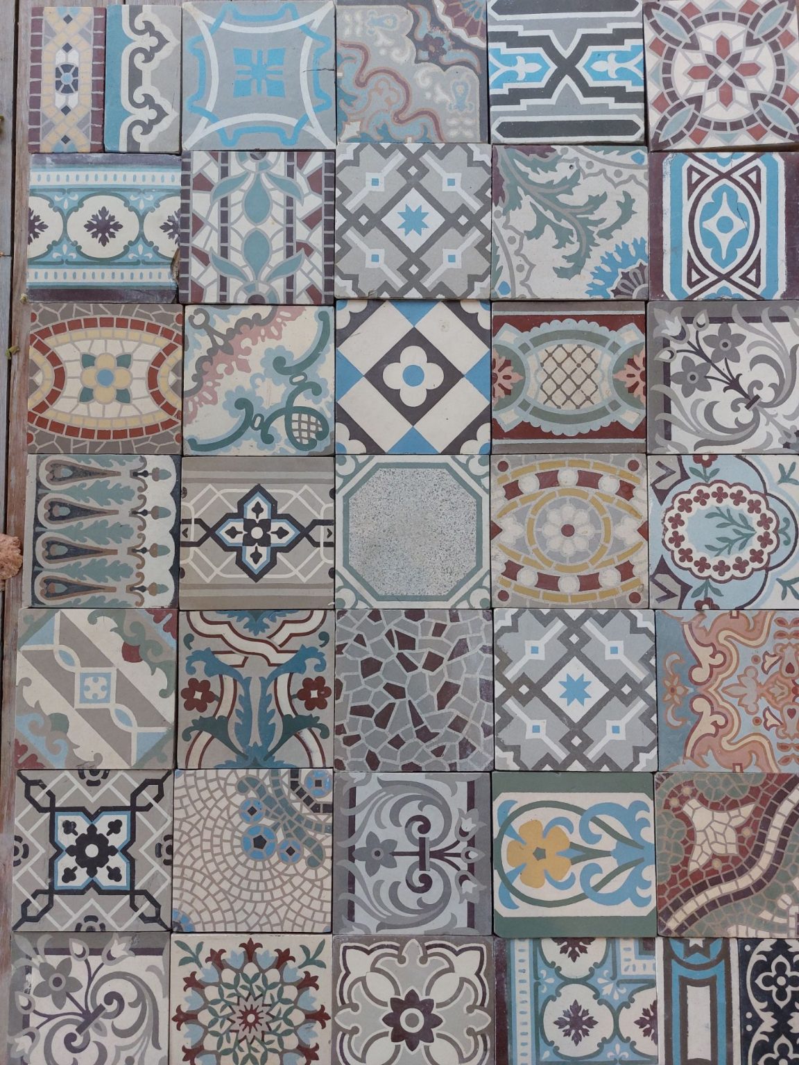 Patchwork van ingelegde antieke keramische tegels (1860-1930) - mySTILES